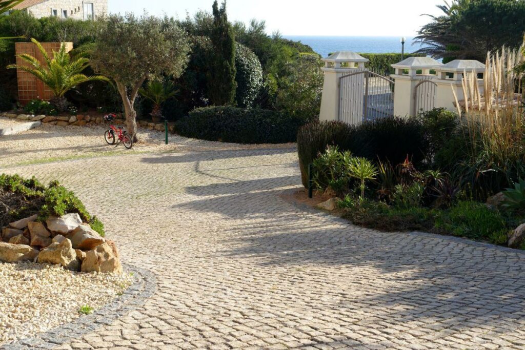 Créer une allée de jardin en pierre naturelle : élégance, design et ...