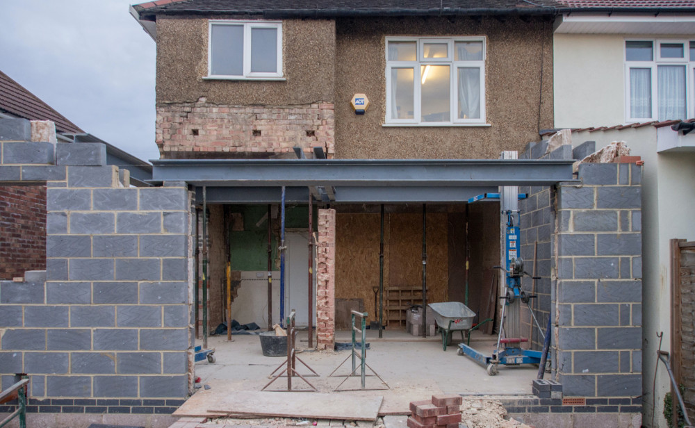 Un habillage de mur extérieur avec du parpaing décoratif pour muret
