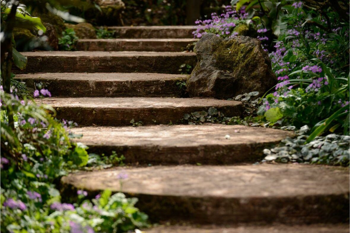 Créer une allée de jardin en pierre naturelle : élégance, design et ...